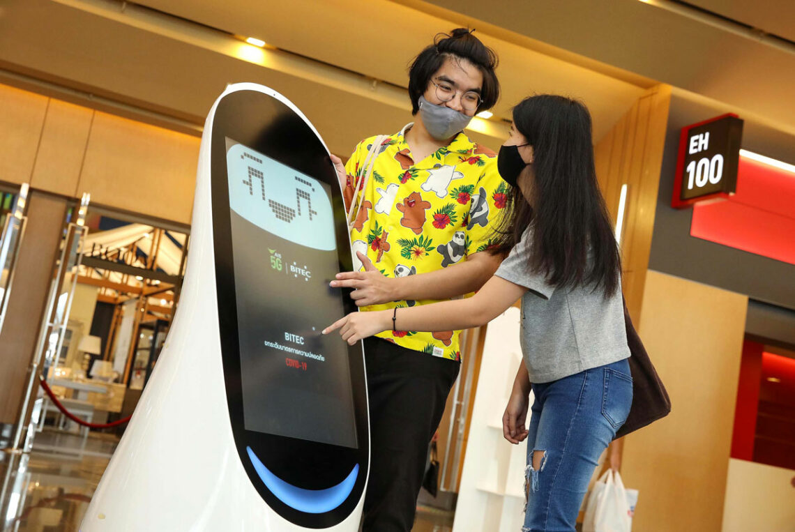 AIS นำหุ่นยนต์ 5G ดูแลสุขอนามัยคนไทย เดินชมงาน BITEC วิถีใหม่ New Normal
