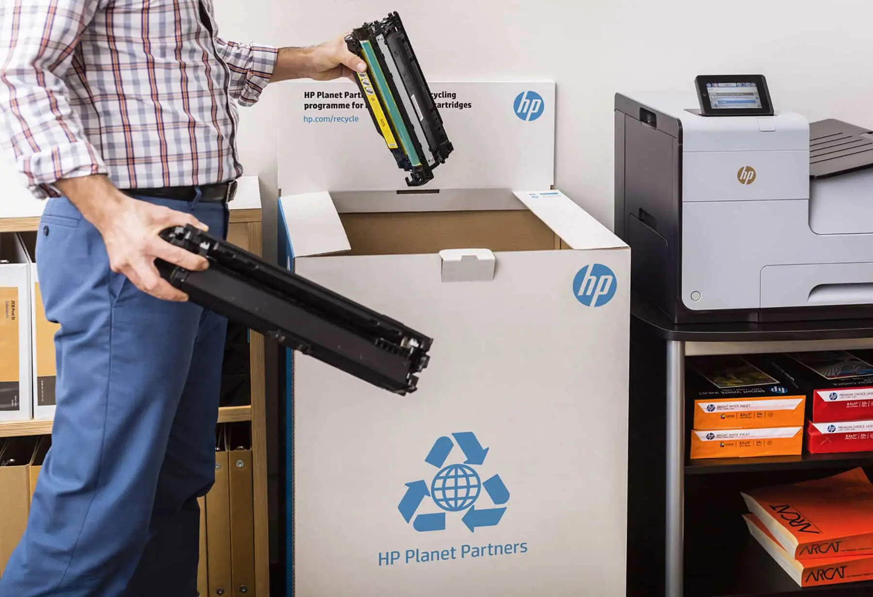 Business Man Recycling in HP Planet Partners Recycle Box » ล้ำหน้าโชว์