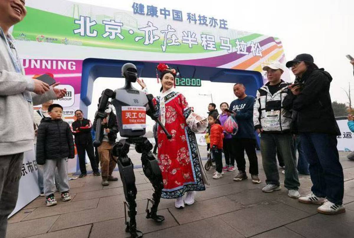 หุ่นยนต์ Humanoid เทียนกง วิ่งเข้าเส้นชัยปิดขบวน ในการแข่งขัน วิ่งมาราธอน ที่จีน 4371